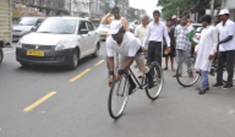 Bengal cyclist to travel across India on cycle sans brake, seat to ...