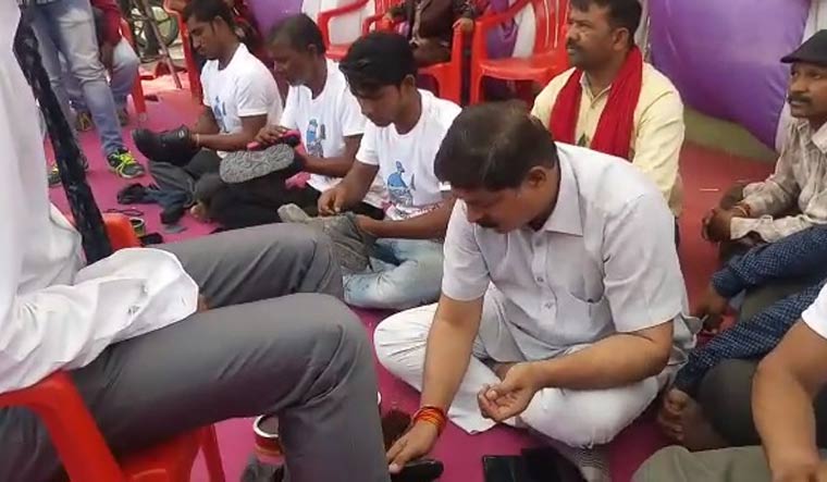 Indore: BJP corporator polishes shoes to thank voters for Modi victory ...