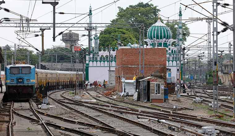 The tomb of Khamman Peer Baba in Lucknow attracts Hindus- The Week