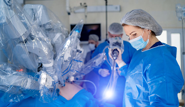 Robotic surgery improves patient recovery time, reduces complications ...