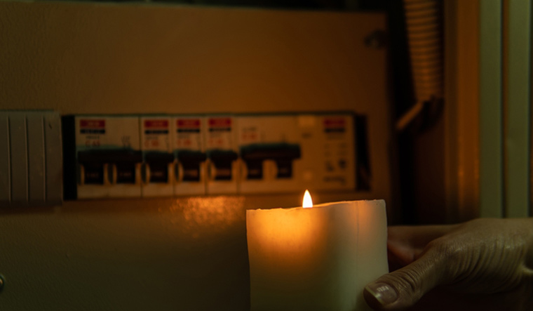 UP information commission issues arrest warrant against govt officials ...