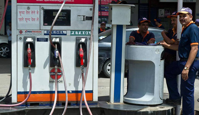 India's new fuel retail policy: Minimum 100 petrol pumps, 5% in remote ...