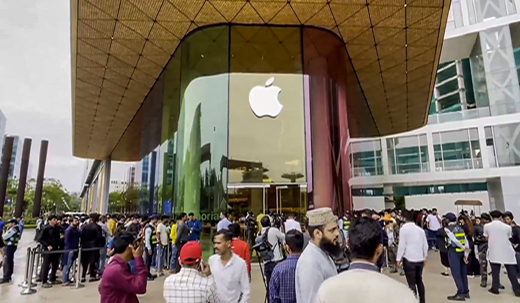 Hundreds throng Apple stores as iPhone 15 series sale begins in India ...
