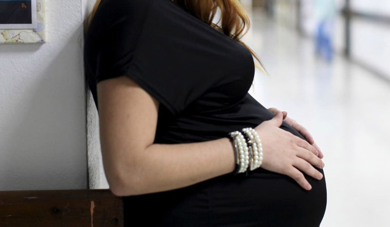 Sri Lanka: Woman waiting at queue for a passport for two days delivers ...