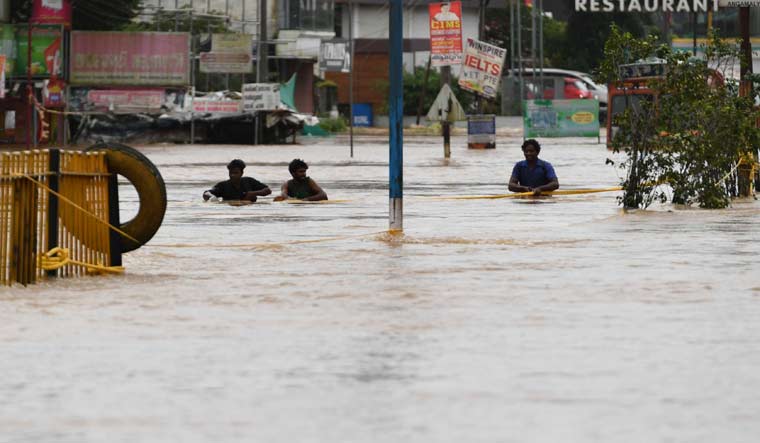 Kerala floods: Rescue in full swing; toll reaches 324; over 2 lakh in ...