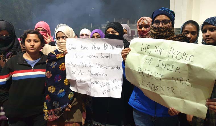 Lucknow: As Clock Tower vigil continues, anti-CAA stir springs up in ...