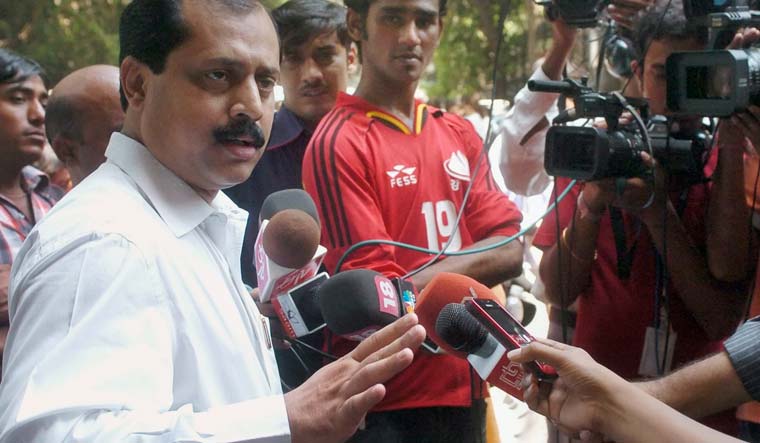 Mumbai court allows Sachin Vaze's plea to turn approver in case against ...