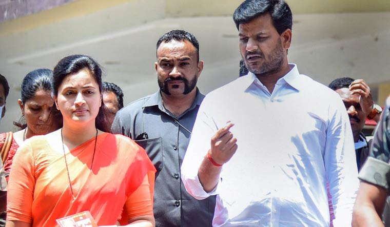 Hanuman Chalisa row: Pre-arrest bail granted to MP Navneet Rana, MLA husband in second FIR- The Week