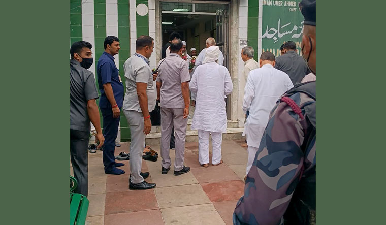 RSS chief visits mosque in Delhi; Muslim cleric calls him 'rashtra pita ...