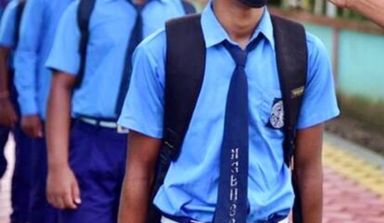 Delhi: Senior chops off Class 12 boy's finger for interacting with ...