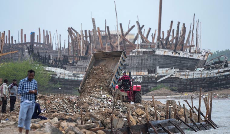 Cyclone Biparjoy: Heavy rains, strong winds lash Saurashtra-Kutch, over ...