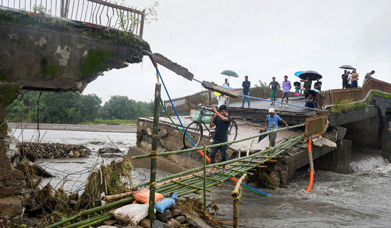 Flood situation in Assam remains grave, over 4.88 lakh people affected ...