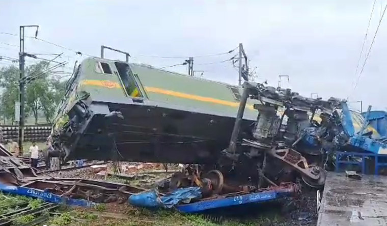 West Bengal: Two goods trains collide in Bankura, 12 bogies derailed ...