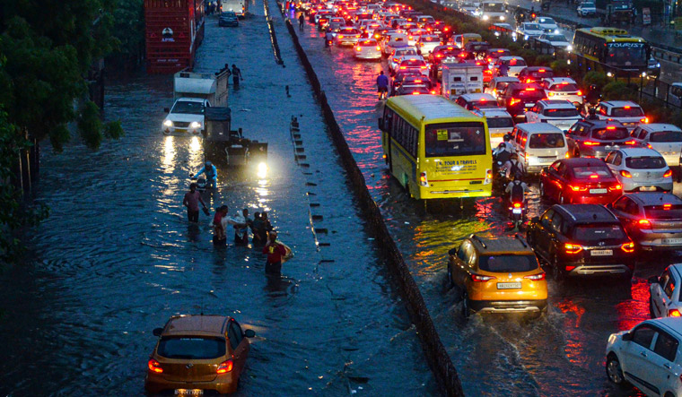 Heavy spell of rain lashes Delhi; national highway blocked near Chaura ...