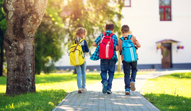 New study reveals how much weight children should carry in school bags ...