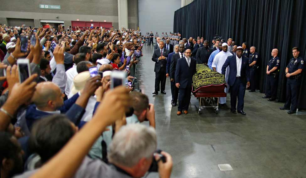 Ali's funeral draws thousands