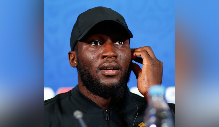 Inter fans tell Lukaku monkey chants aren't racist in Italy, Twitterati ...