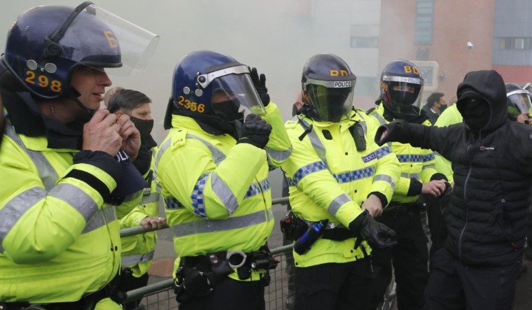 Manchester United fans protest against club's ownership over ESL, again ...