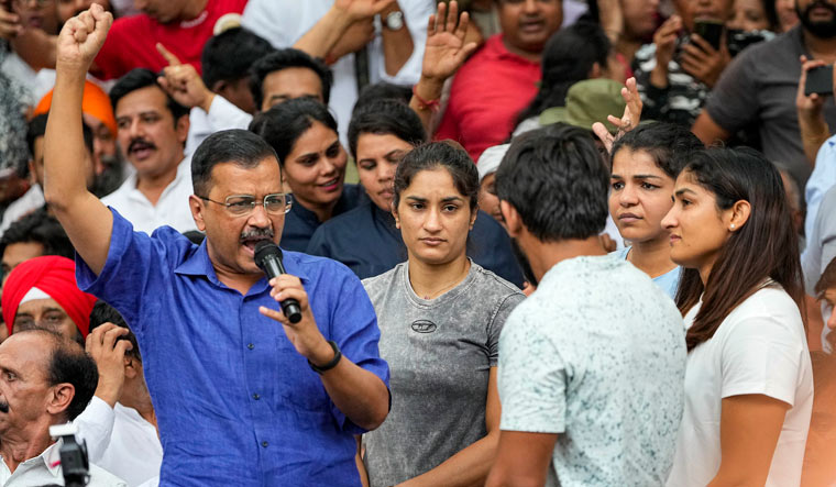 Kejriwal visits Jantar Mantar; says 'those who love our country' should ...