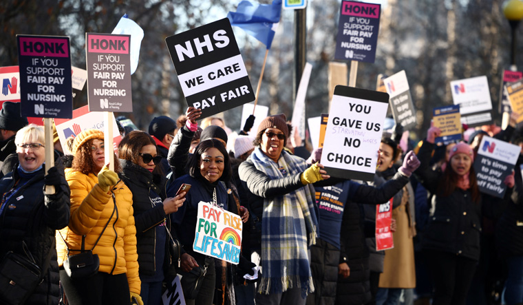 UK: NHS Nurses strike demanding 19 pc pay hike, health secretary says ...