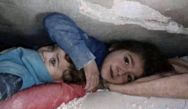 Turkey-Syria earthquake: Photo of Syrian girl protecting brother under ...