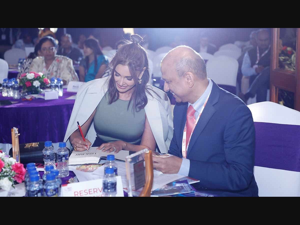 Lisa Ray 2024 Lisa Ray Makes A Return To The Ramp For Rahul Mishra At