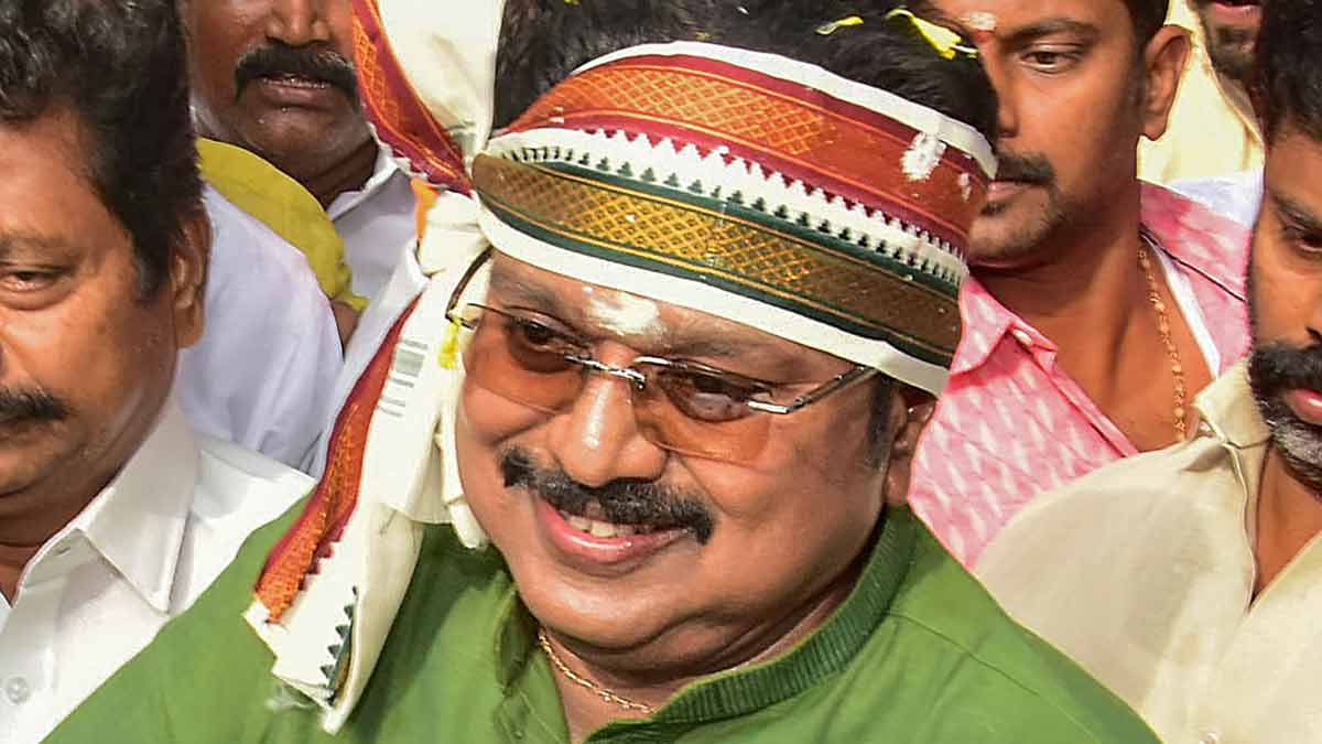 'Palaniswami lacks the courage and self confidence that a leader ...