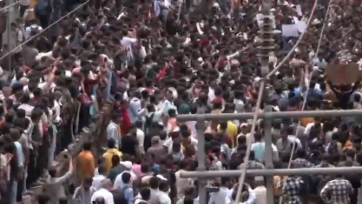 Badlapur shocker: Protesters vandalise school after 2 kindergarten ...