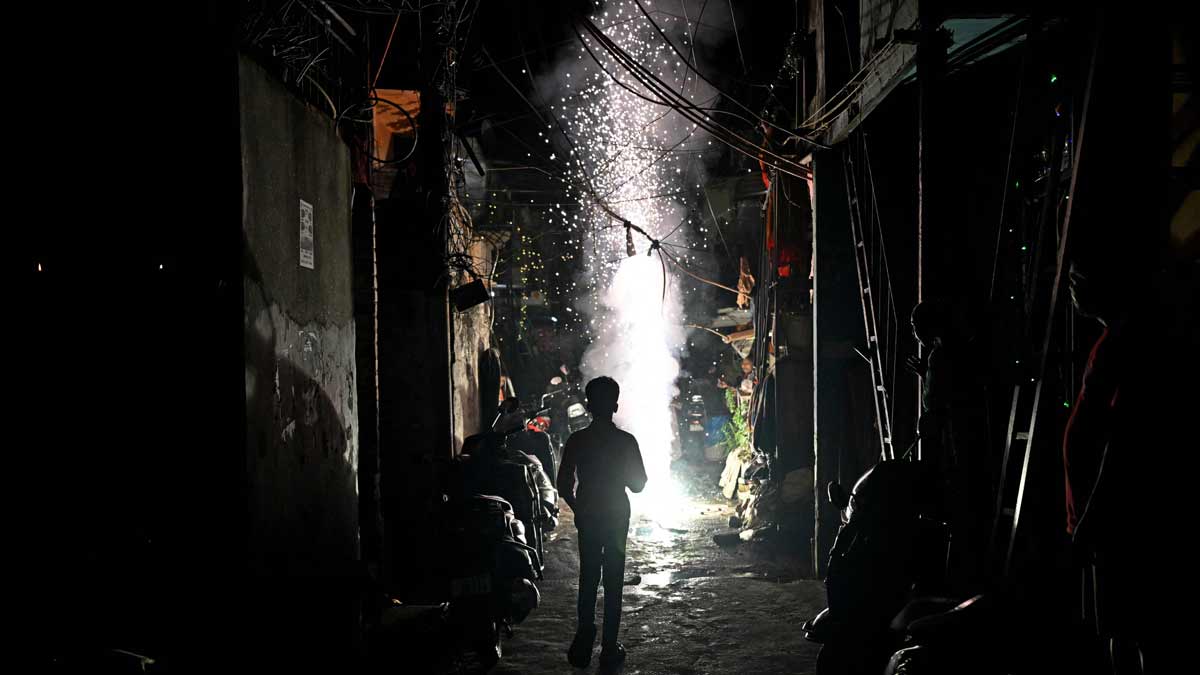 Post Diwali, Delhi's air quality plunges to 'very poor' as people defy ...