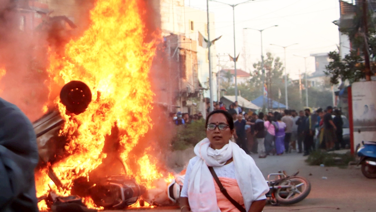 Manipur: Angry mob targets CM Biren Singh's house; Congress urges PM ...
