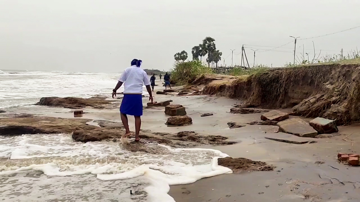 Cyclone Fengal is stationary near Puducherry but might weaken in hours ...