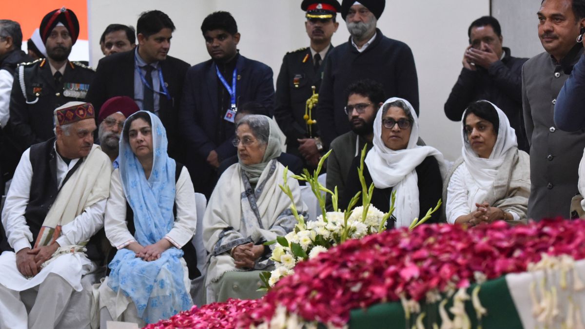 Manmohan Singh funeral: Daughter Upinder Singh lights late PM's pyre at ...