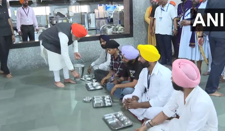 Watch: PM offers prayers at Takhat Sri Harimandir Ji Patna Sahib ...