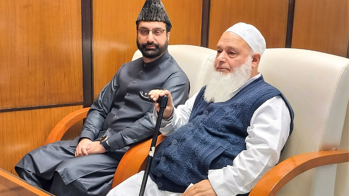 How Mirwaiz Umar Farooq's meeting with JPC is a shift in Kashmir's ...