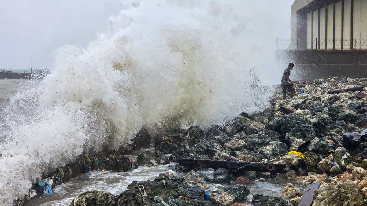 Tamil Nadu, Andhra, Puducherry on high alert as Cyclone Ditwa nears ...