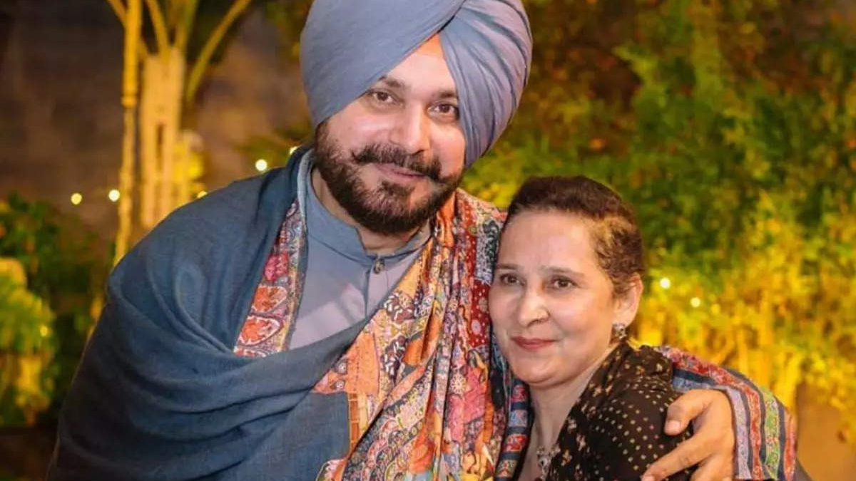Punjab Congress suspends Navjot Kaur Sidhu over 'Rs 500 Crore for CM ...