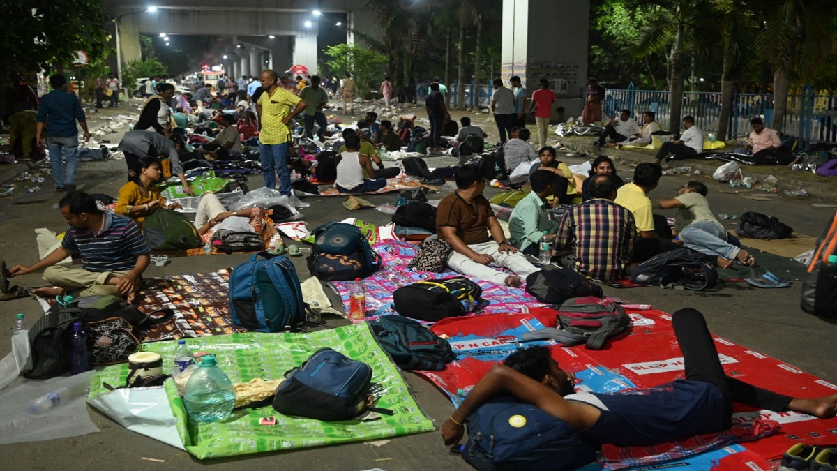 West Bengal SSC scam: Protesters allow SSC chairman to leave office ...