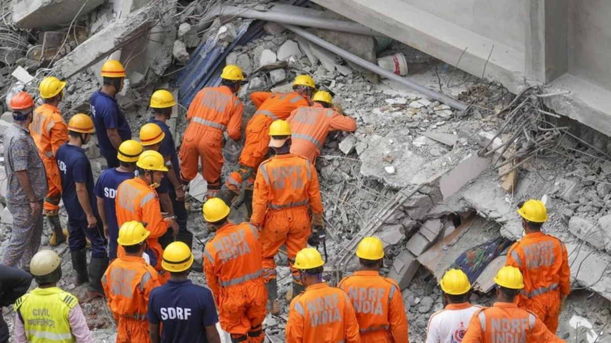 Three killed as old dilapidated Delhi building collapsed in Daryaganj ...
