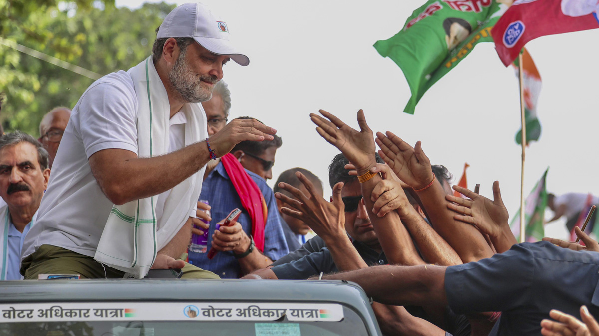 Watch | 'Muhabat ki Dukan' moment: Rahul Gandhi offers candies to ...