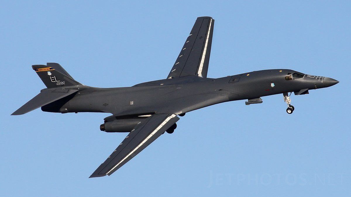 B-1B Lancer bombers take off from UK’s Fairford base amid Hegseth’s ...