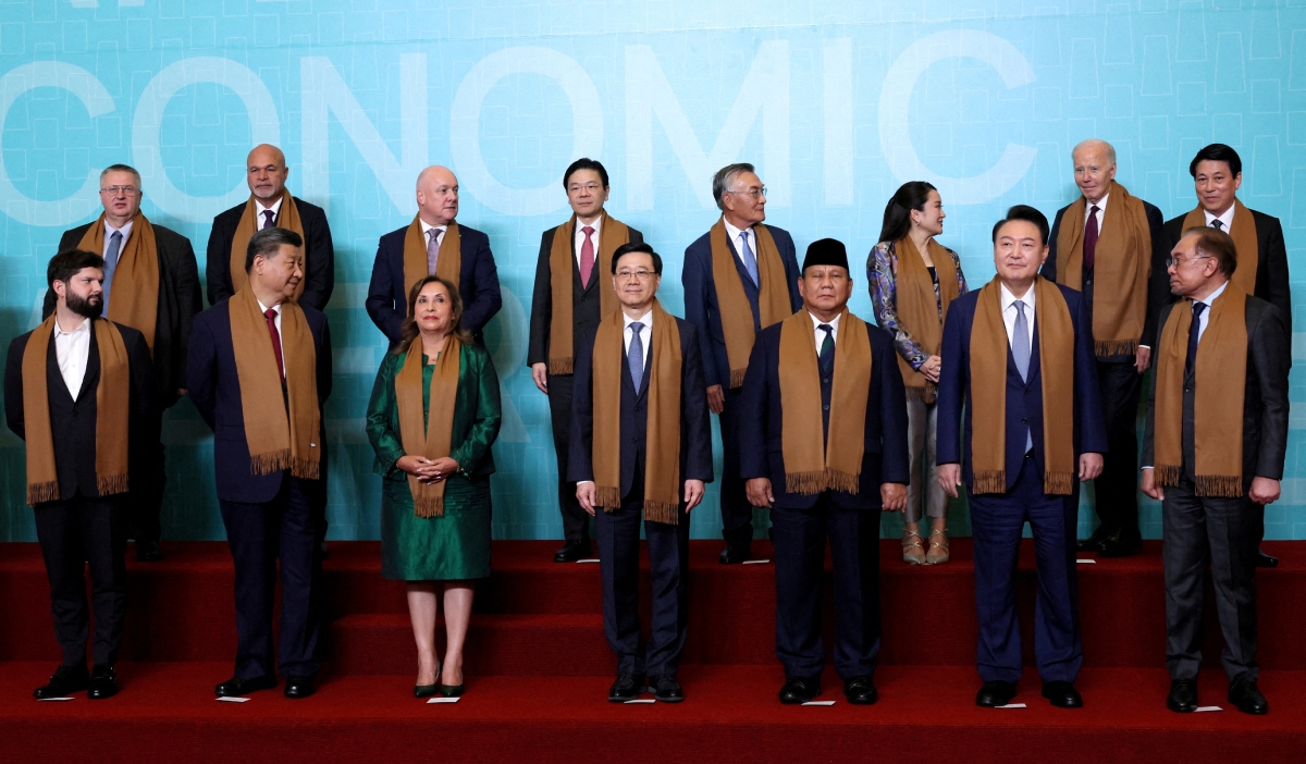 'Awkward' Joe Biden pushed to corner in APEC family photo while China's ...