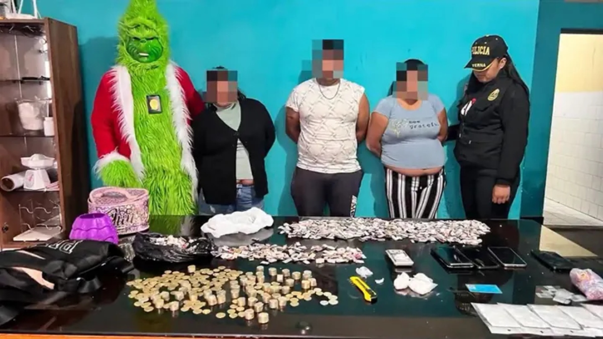 VIRAL VIDEO: The Grinch turns police in Peru; busts gang dealing drugs ...