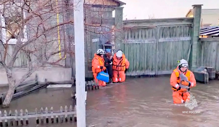 Thousands evacuated after floods break dam in the Russian city of Orsk ...