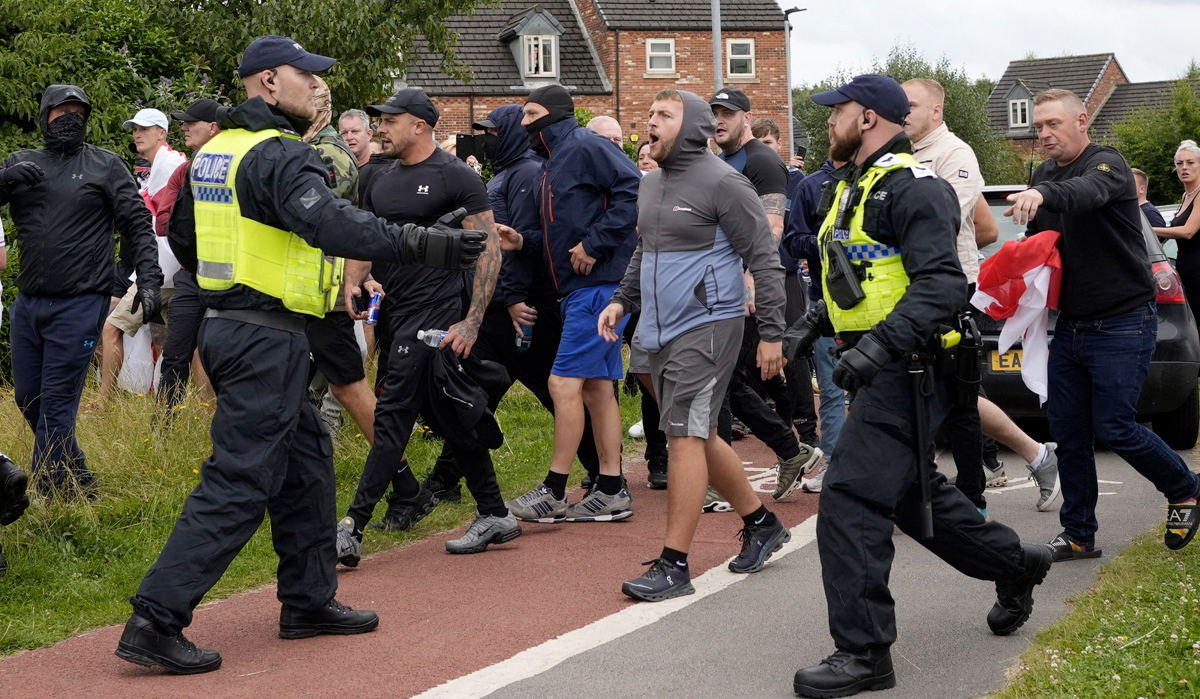 UK protests: Over 100 arrested as far-right anti-immigrant protesters ...