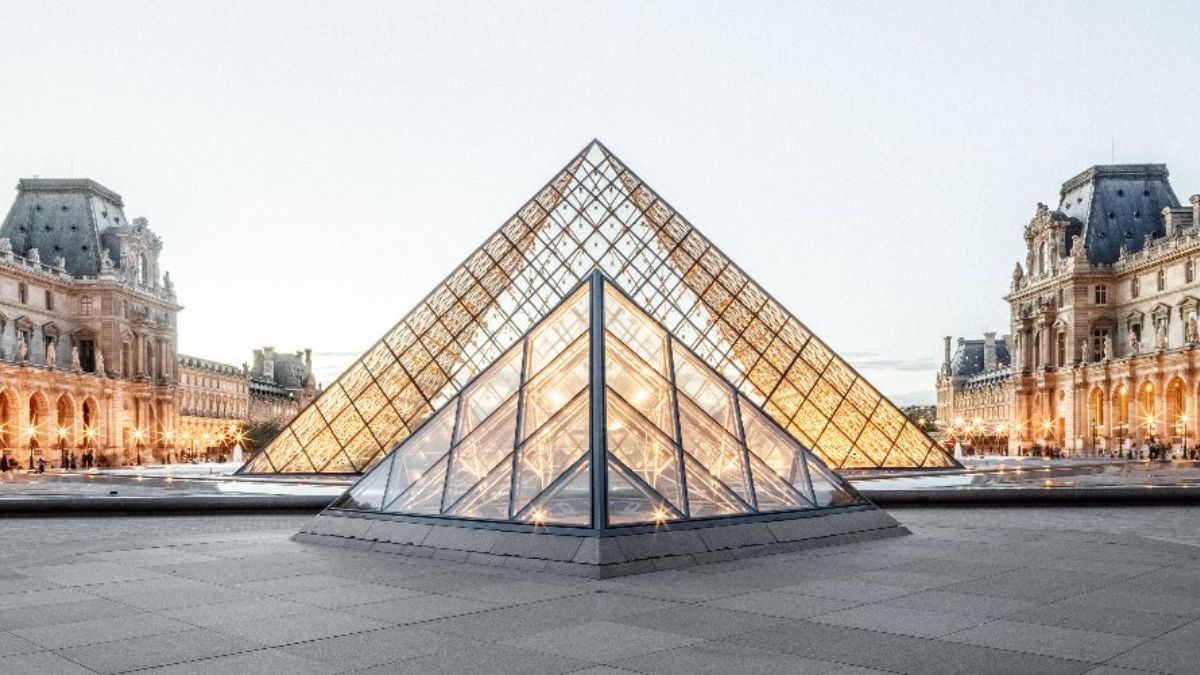 Theft at Louvre museum in Paris: Robbers make off with Napoleon's ...