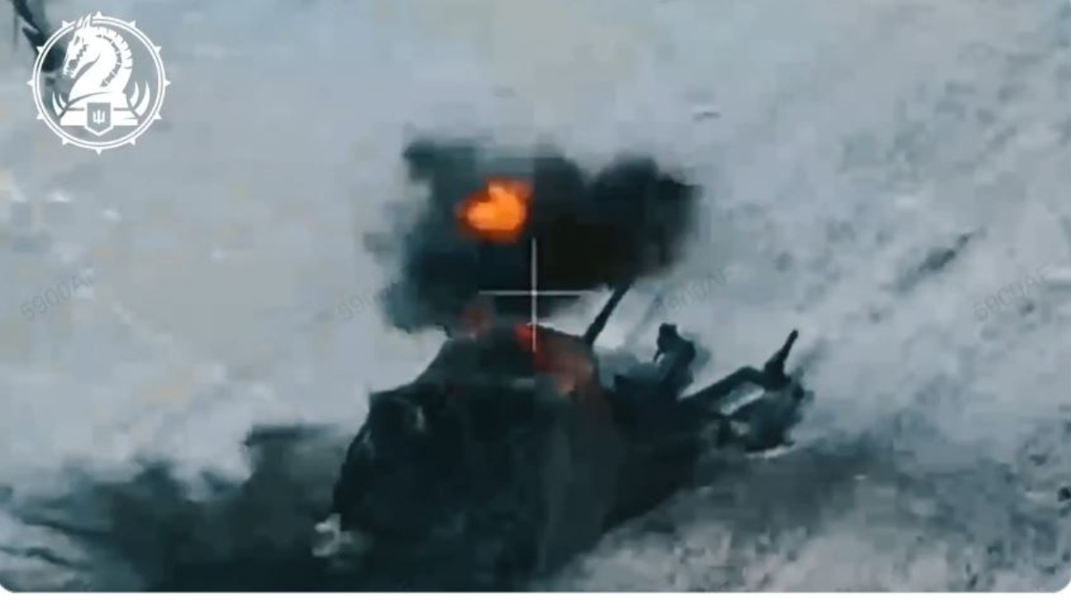 Viral war video shows Russian soldier fleeing tank in minefield killed ...