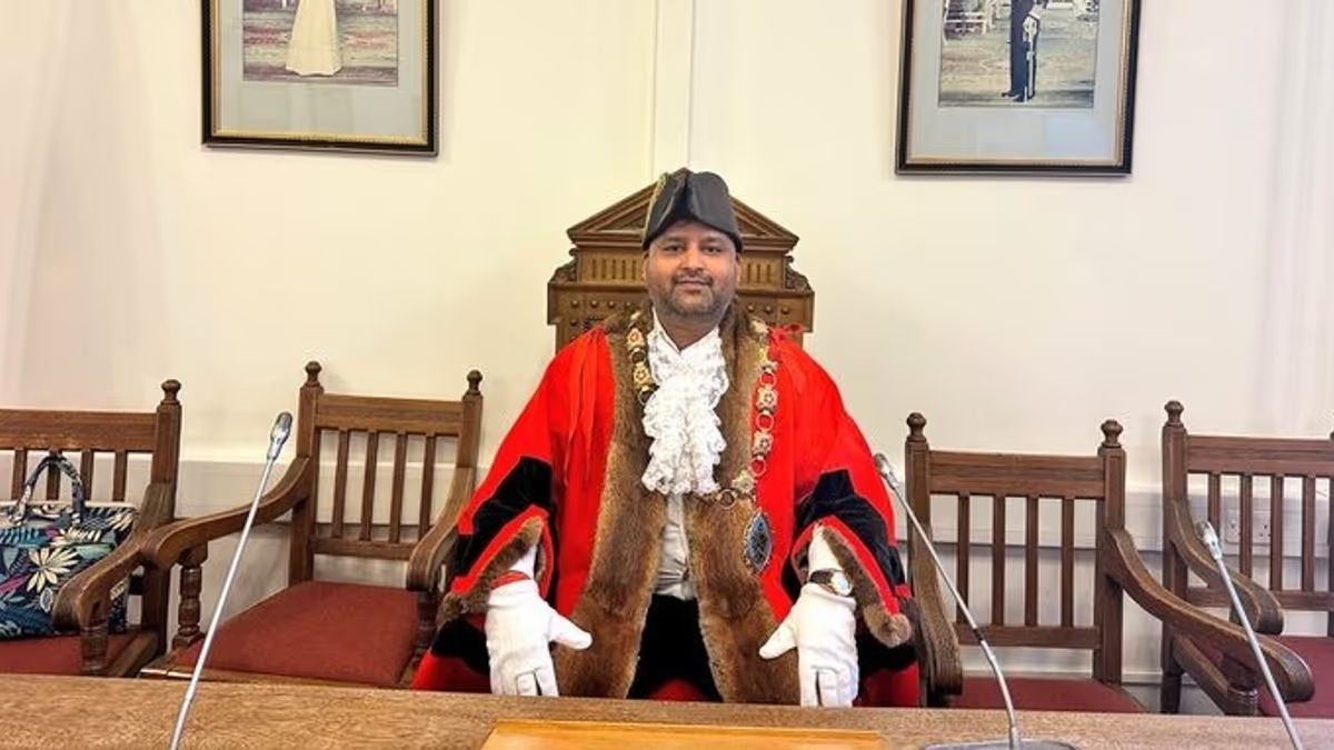 Raj Kumar Mishra: UP farmer's son elected as mayor of England's market ...
