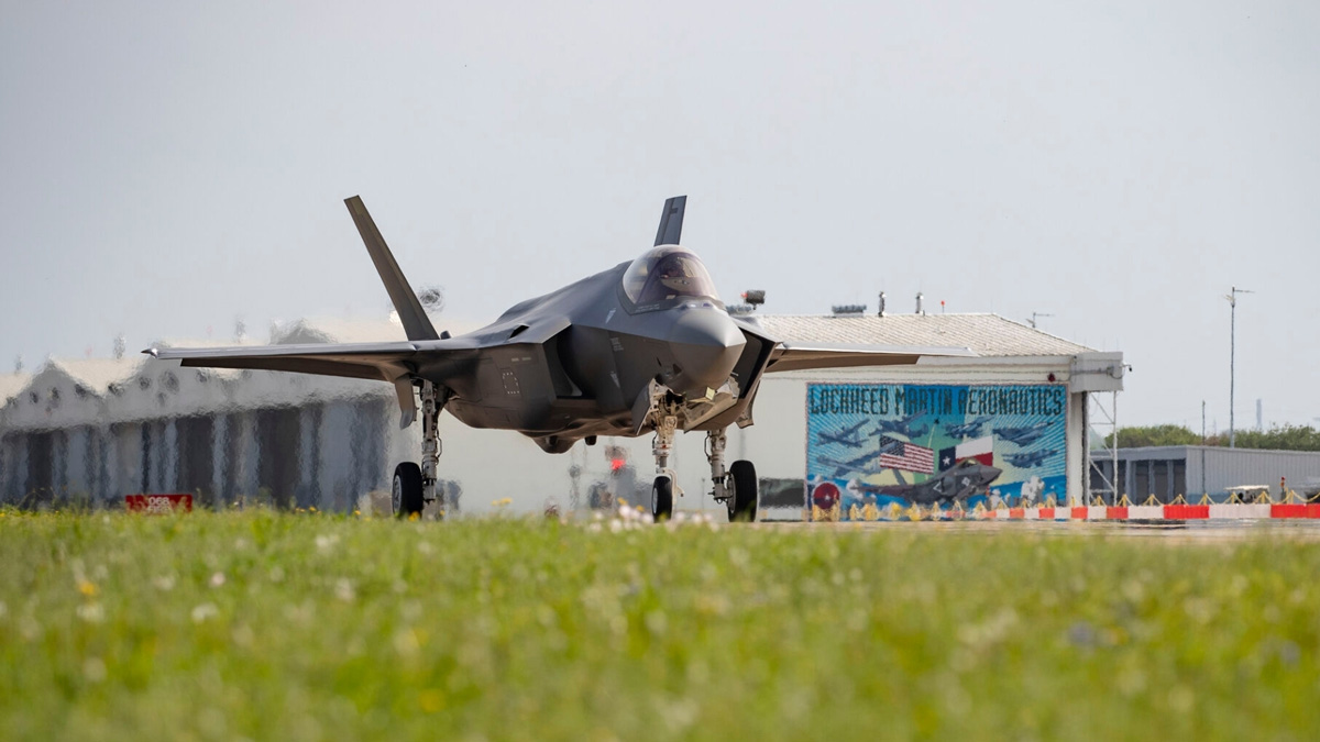US Navy’s F-35 fighter jet crashes in California; pilot safely ejects ...