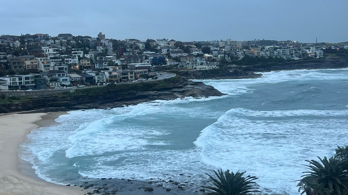 Is Bronte beach closed after cliff collapse? Did rain cause rockfall at ...