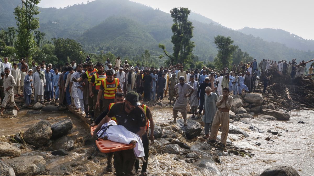 Pakistan flash floods: Death toll over 300 after towns submerge, roads ...